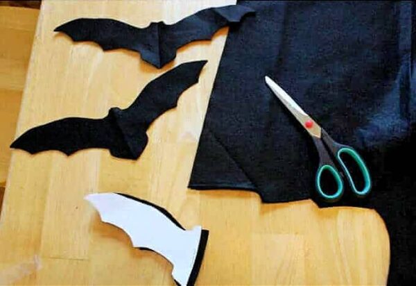 This DIY Bat Garland Is The Perfect Halloween Decoration