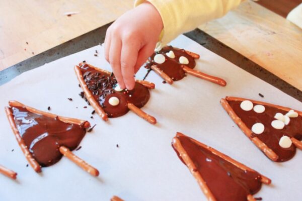 How to Make Chocolate Pretzel Trees - A Festive Holiday Treat!