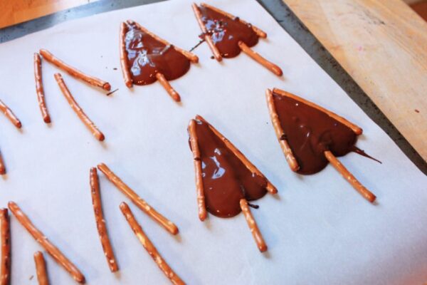 How to Make Chocolate Pretzel Trees - A Festive Holiday Treat!
