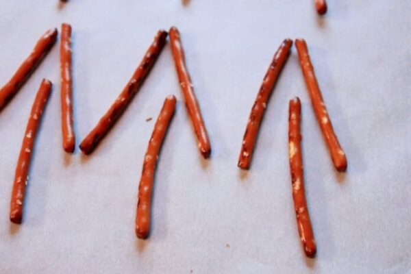 How to Make Chocolate Pretzel Trees - A Festive Holiday Treat!