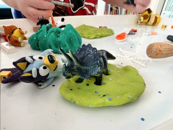 How to Set Up a Playdough Play Tray