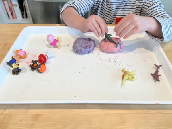 How to Set Up a Playdough Play Tray