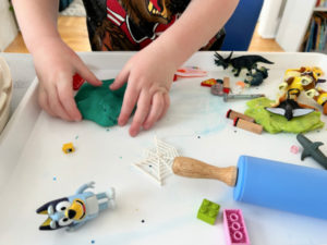 How to Set Up a Playdough Play Tray