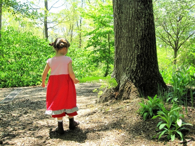 13 Nature Walk Activities for Kids (+ FREE Nature Scavenger Hunt)