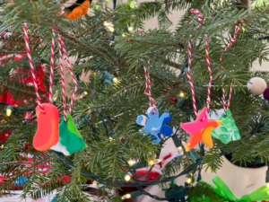 20 Homemade Christmas Ornaments the Whole Family Can Make