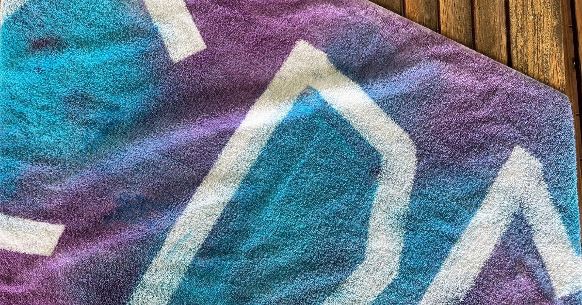 How to Spray Dye Towels for Summer - The Artful Parent